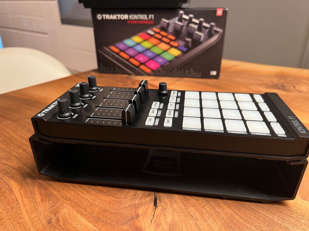 DJ Remix Controller (Traktor Kontrol F1) inkl. Standfuss (Neu (gemäss ...