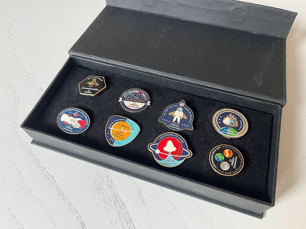 OMEGA Speedmaster 50th Anniversary Pins (Neu und originalverpackt) in ...