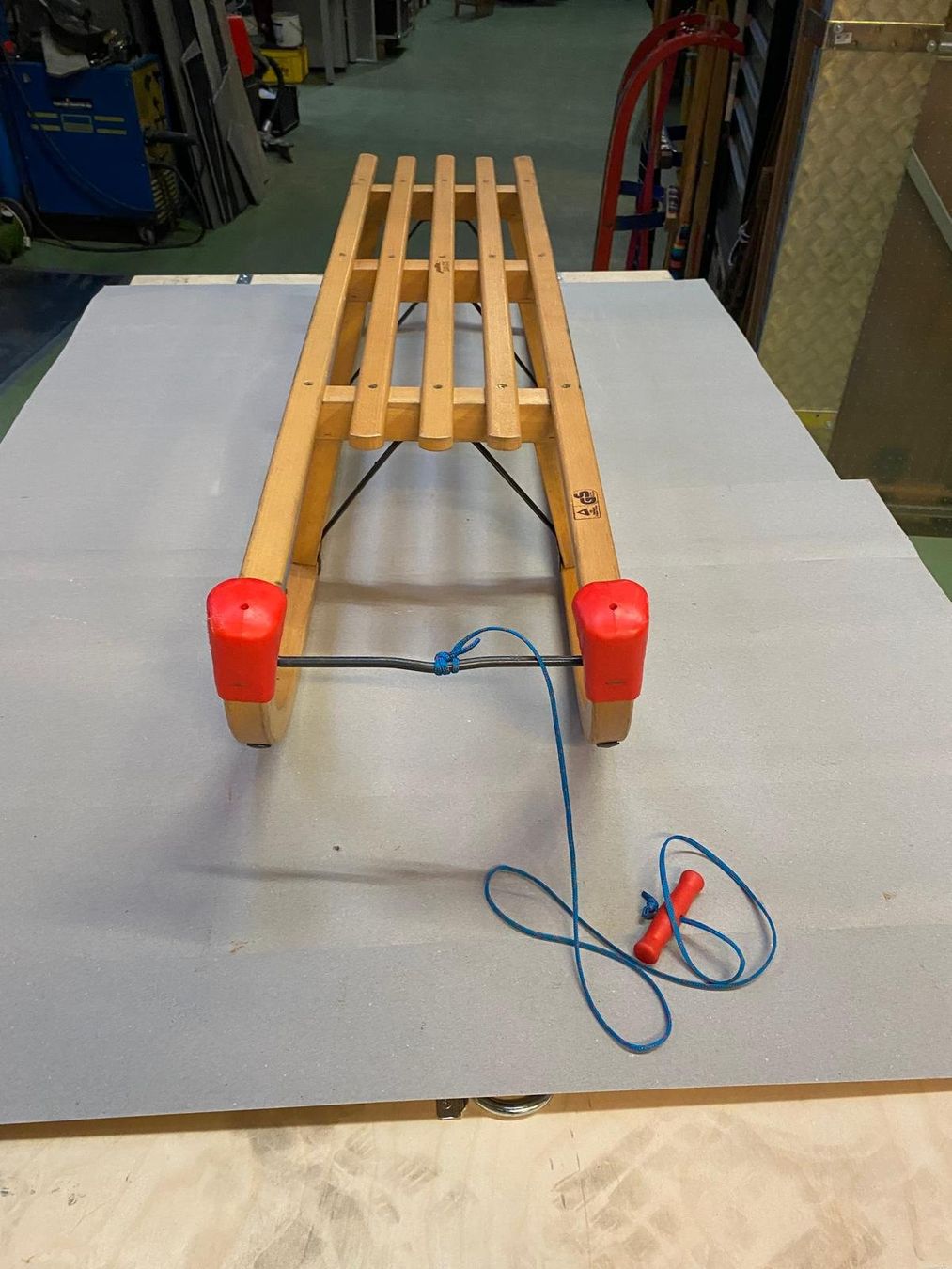 Davoser Holzschlitten, modern, mit orangen Puffern (Gebraucht) in ...