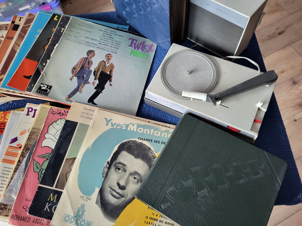 Alter Plattenspieler mit vielen Schallplatten (Gebraucht) in wila für ...