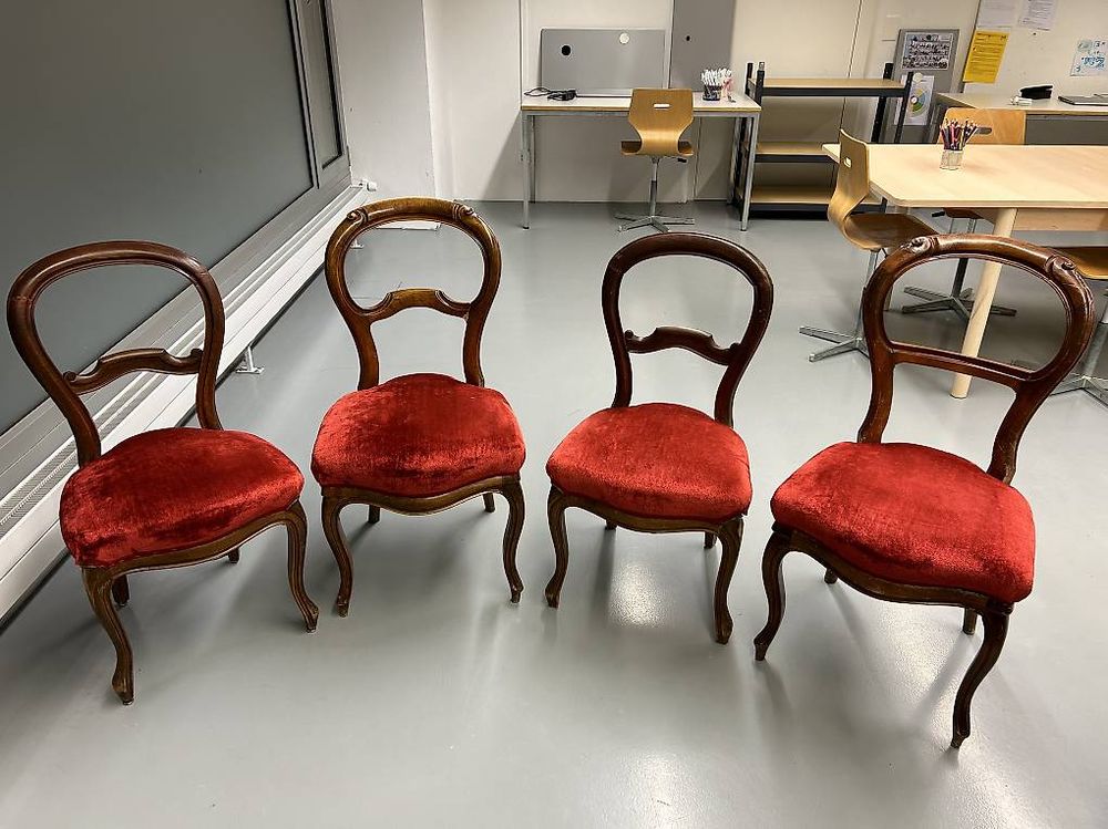 Antike Stühle/Sofa rot samt/holz (Gebraucht) in Bad Zurzach für CHF 300 – nur Abholung auf ...