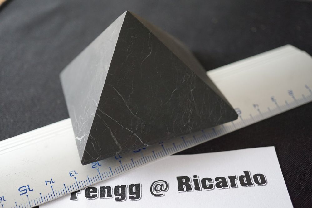 Schungit Shungit Shungite Pyramide Matt 70mm (Neu und originalverpackt ...
