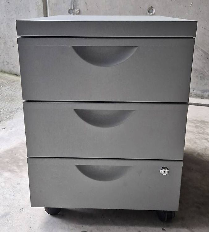 Grauer Büro Rollcontainer mit 3 Schubladen, Top Zustand! (Gebraucht) in ...