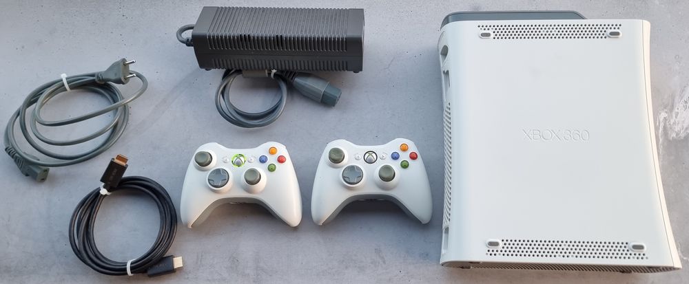 XBox 360 inkl. 2 Controller und Kabel | Kaufen auf Ricardo
