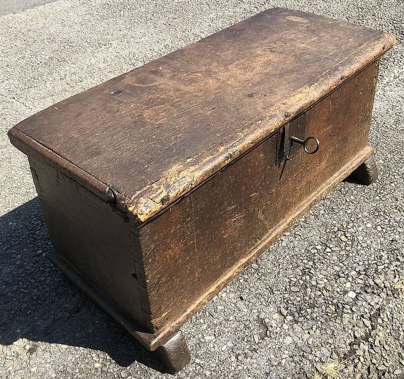 Bahut, ancien en bois massif (D'occasion) à Bex pour CHF 340 – retrait uniquement | Acheter sur ...