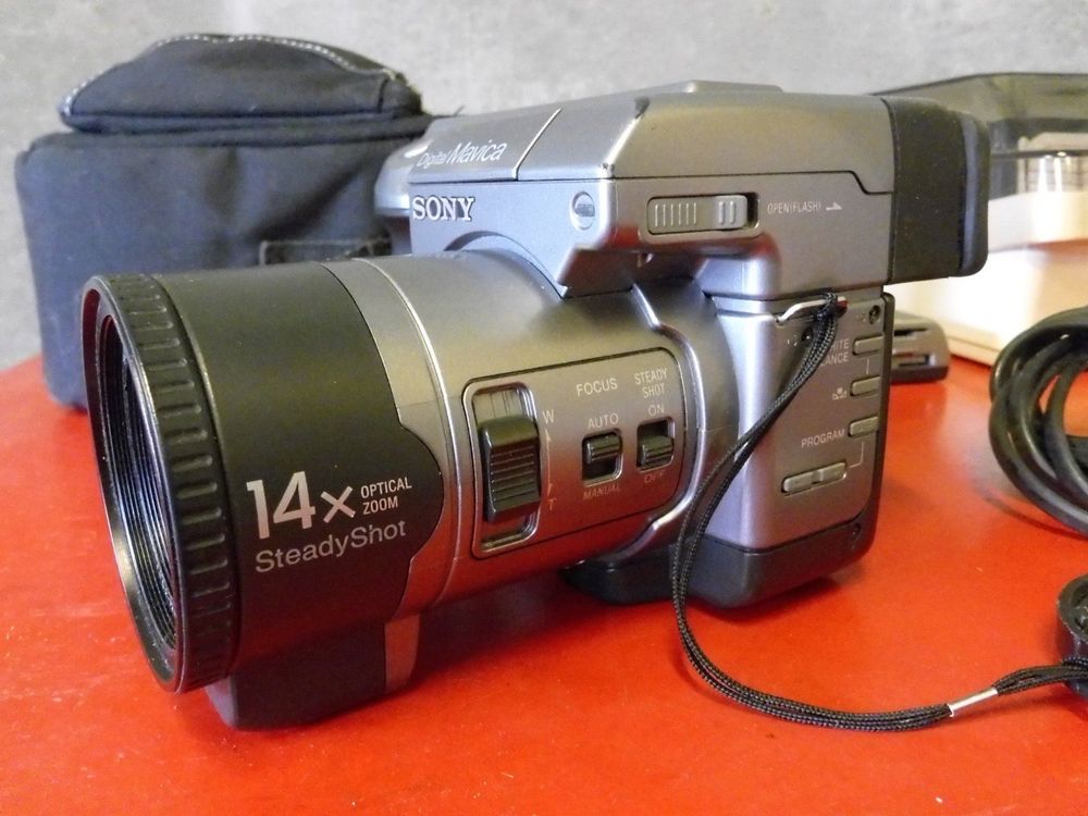 Sony Digi Cam mit 14x Optical Zoom (Gebraucht) in Stierva für CHF 20 ...