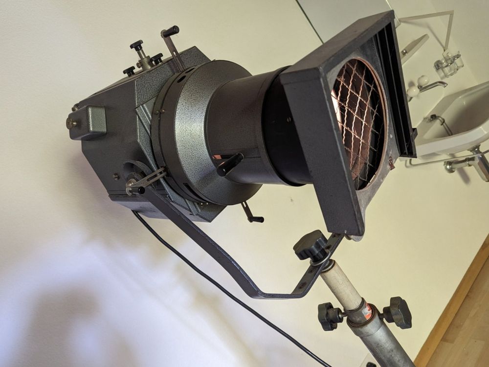 Antiker Theaterscheinwerfer, umgebaut, mit E27 Leuchtmittel | Kaufen auf Ricardo