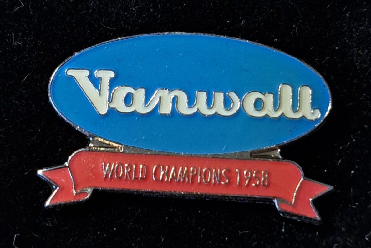 Pin's Vanwall Vainqueur du championnat du monde 1958 (D'occasion) à ...