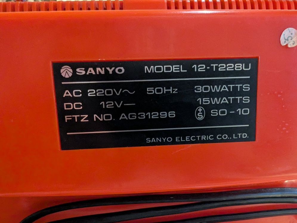 Kleines rotes Sanyo Model 12-T228U Schwarz-Weiss TV (Gebraucht) in ...