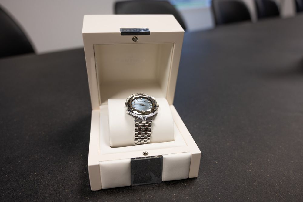 Dezenter Luxus: Damenuhr AFFINITY Q/U mit 98 Diamanten | Kaufen auf Ricardo