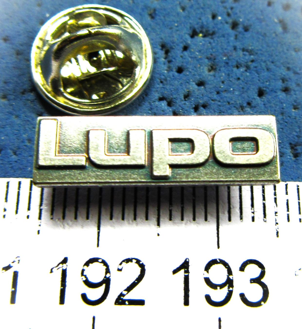 VW LUPO AUTO LOGO SCHMUCK-PIN SILBRIG GEPRÄGT KLEIN-FEIN (Gebraucht) in ...
