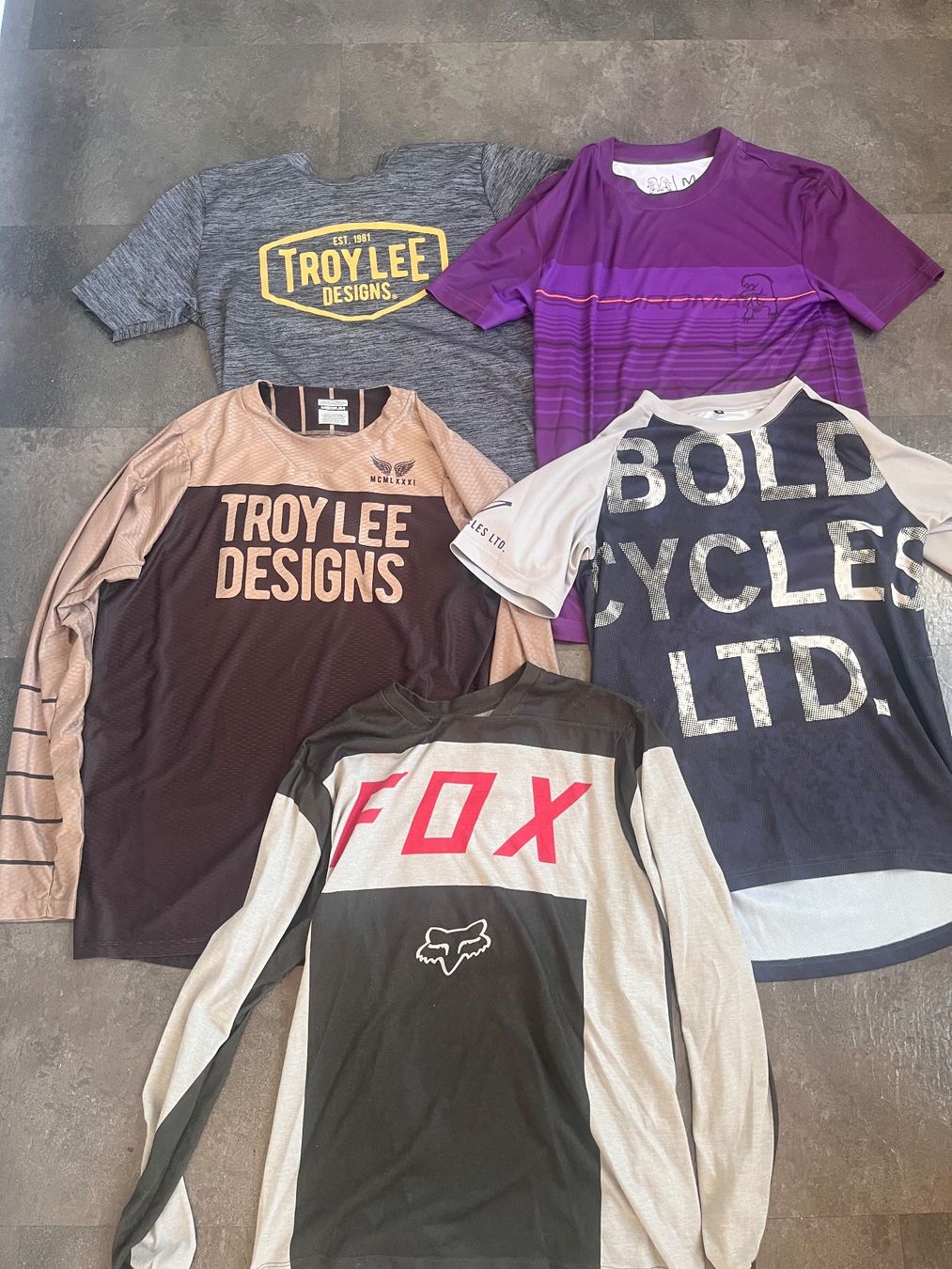 Bike Trikos 5 Stück (Gebraucht) in Lauterbrunnen für CHF 40 – mit Lieferung auf Ricardo kaufen