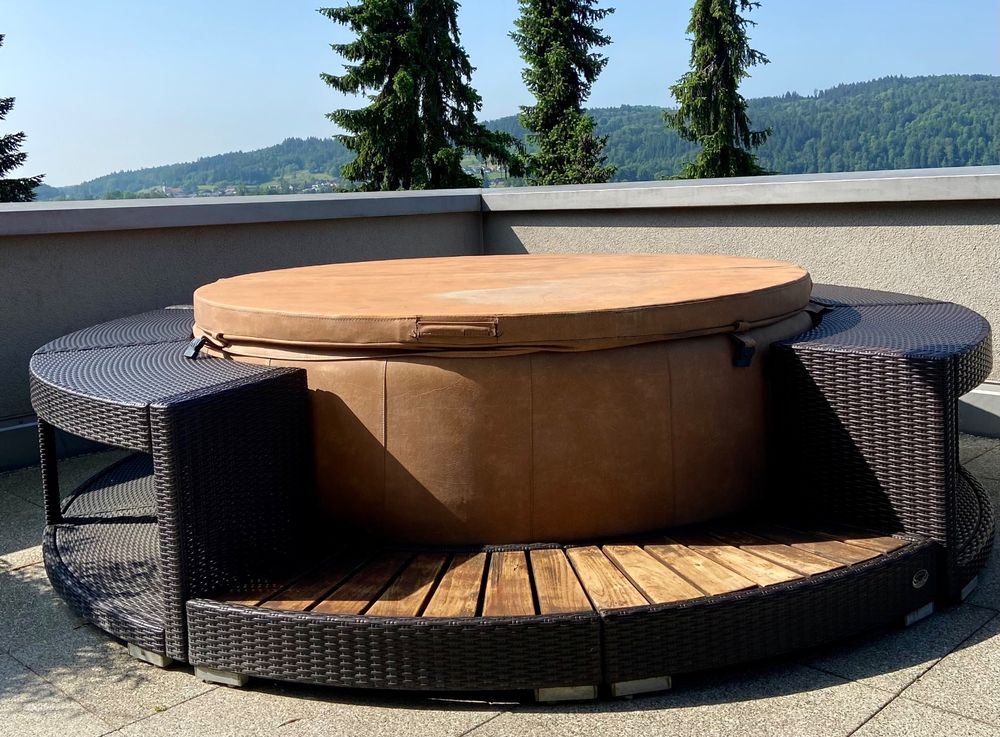 Softub Legend mit Poly-Rattan Umrandung (für 4 Personen). (Gebraucht ...