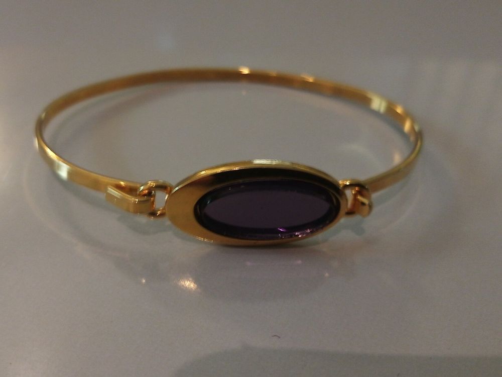 goldfarbener Armreifen mit violettem Glasstein | Kaufen auf Ricardo