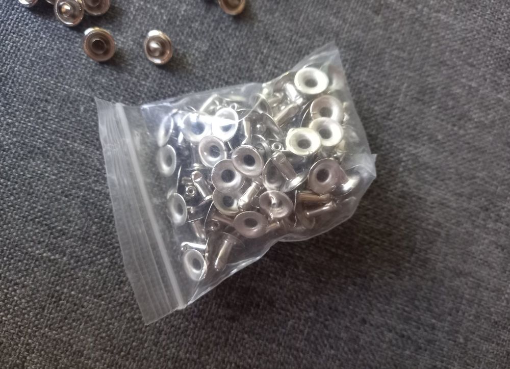 Silberne konische Nietenspitzen für Kleidung (200stk) (Neu und originalverpackt) in Bremblens ...