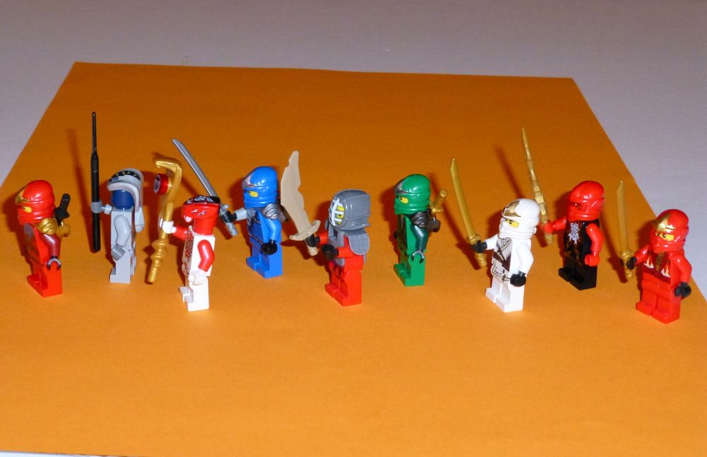 Lego Ninjago / 9 Minifiguren + Waffen (Gebraucht) in Langnau am Albis ...