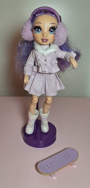 Rainbow High Winter Break Violet Willow Puppe mit Skateboard (Gebraucht ...