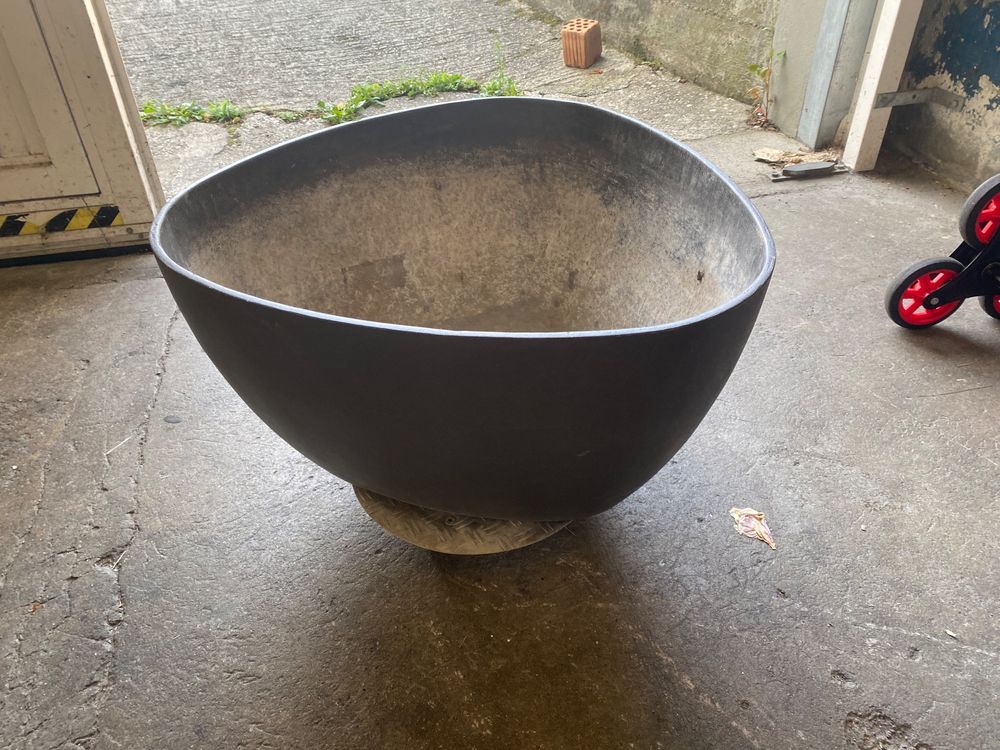 Grosser Eternit Pflanzenkübel mit Rollgestell - NP 350.- (Gebraucht) in ...