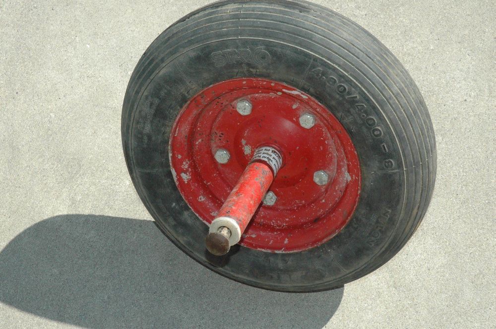 Rad mit Achse zu Spitzbodenkarrette (Gebraucht) in Flamatt für CHF 27 ...