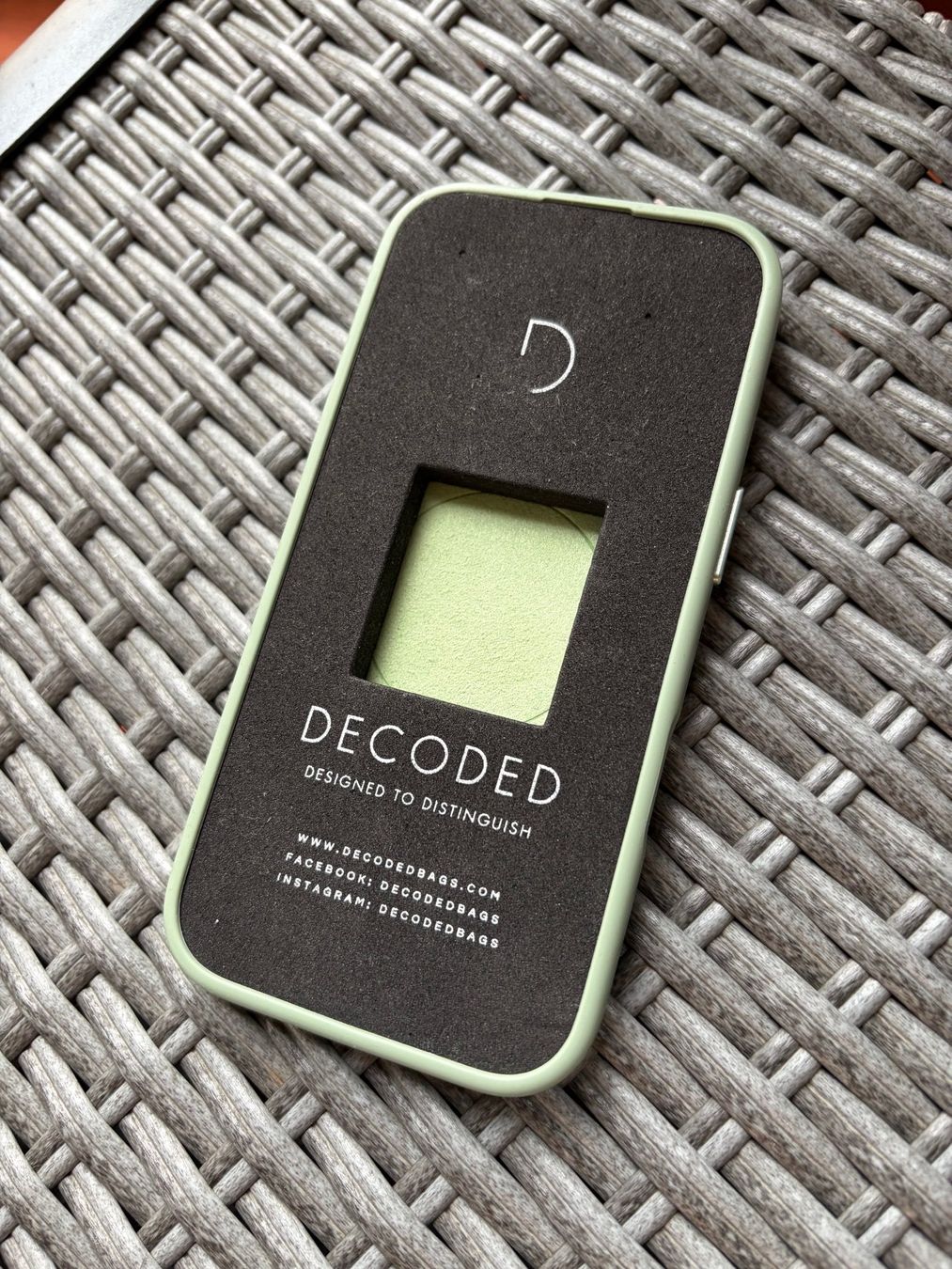 iPhone 16 Pro Hülle / Cover / Case - Decoded (Gebraucht) in Thalwil für ...