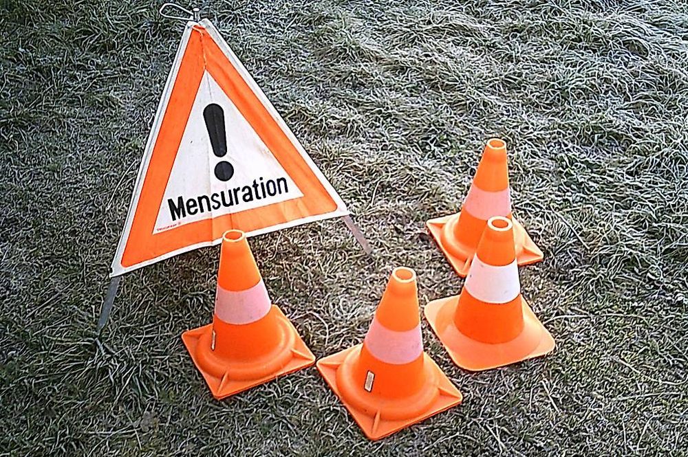 Cônes et triangle de signalisation (D'occasion) à Le Locle pour CHF 39 ...