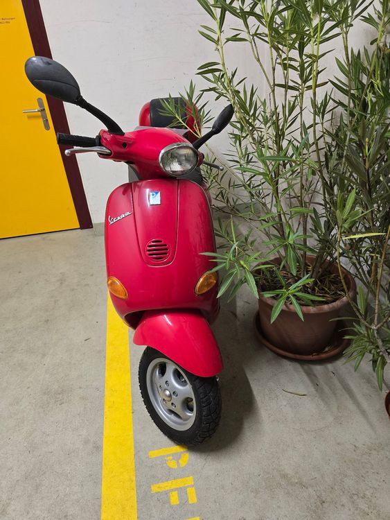 Roter Vespa Roller 50 ET4, perfekt für den Sommer! | Kaufen auf Ricardo