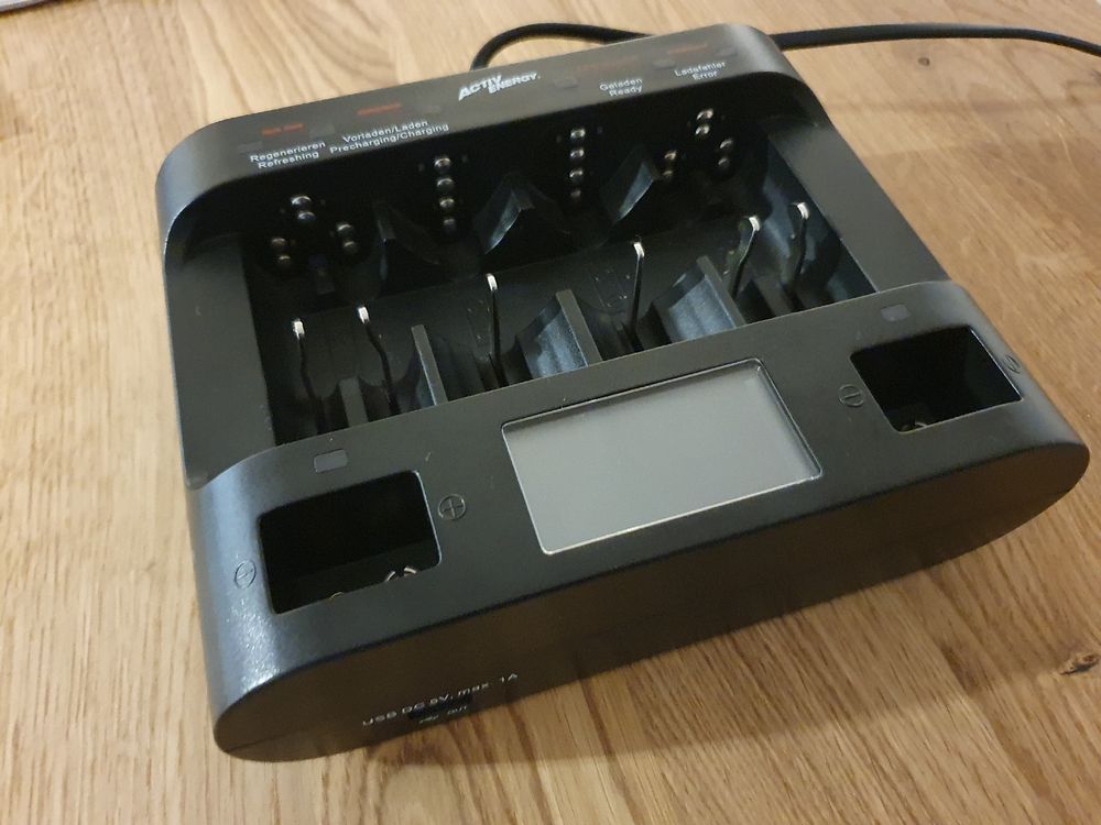Profi Schnellladegerät mit USB out für AA,AAA,C,D,9V Akkus (Gebraucht ...
