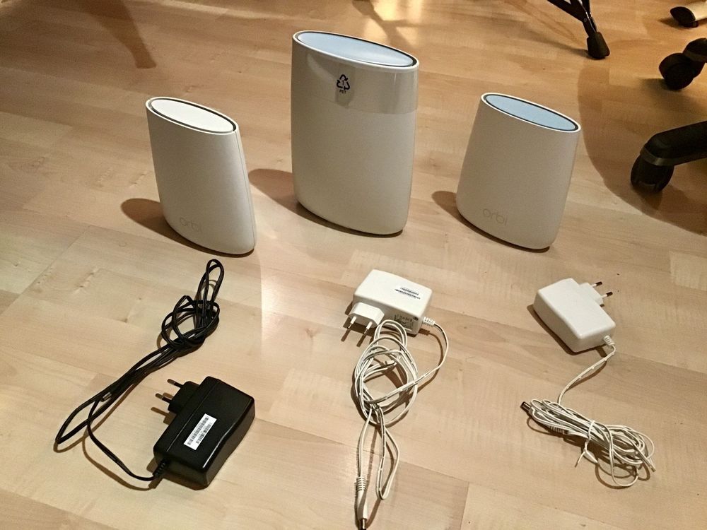 Netgear Orbi Router RBR50v2 mit 2 Satelliten RBS20 | Kaufen auf Ricardo