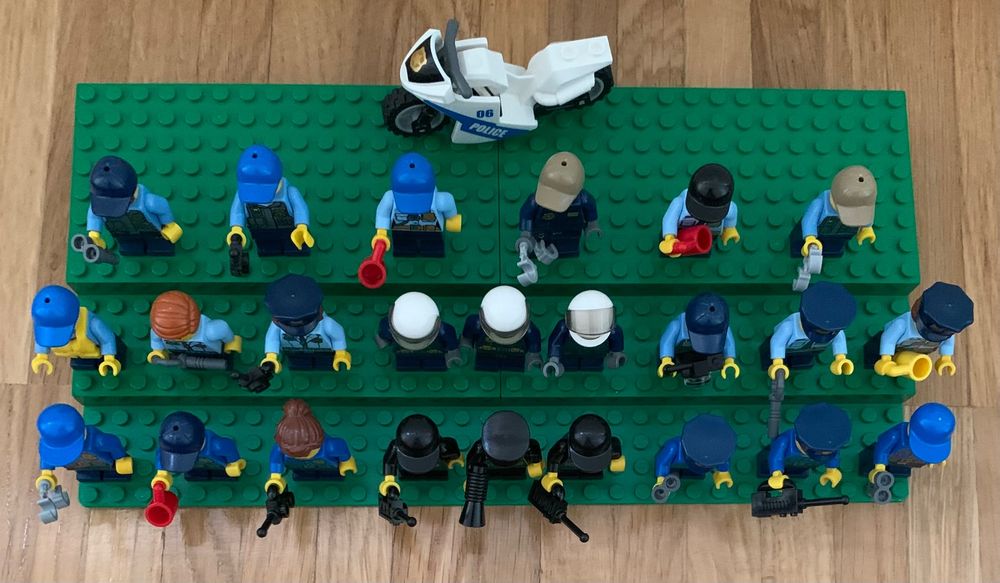 24 Lego City Polizei Minifiguren (Gebraucht) in Obfelden für CHF 20 ...
