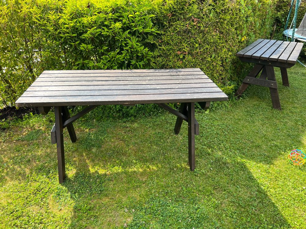 2 Tische und 4 Bänke (Gebraucht) in Goldau für CHF 1 – nur Abholung auf ...