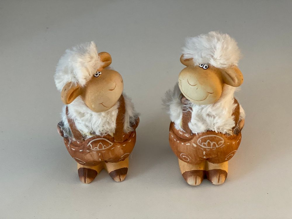 2 Deko Schäfchen in optischer Lederhose | Kaufen auf Ricardo