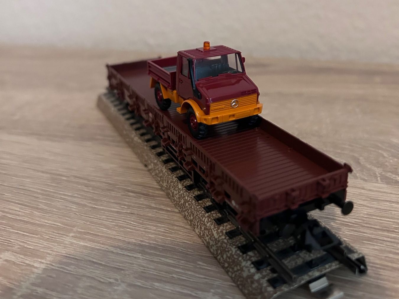 Märklin H0 Rungenwagen mit Beladung Unimog der DB (Gebraucht) in ...