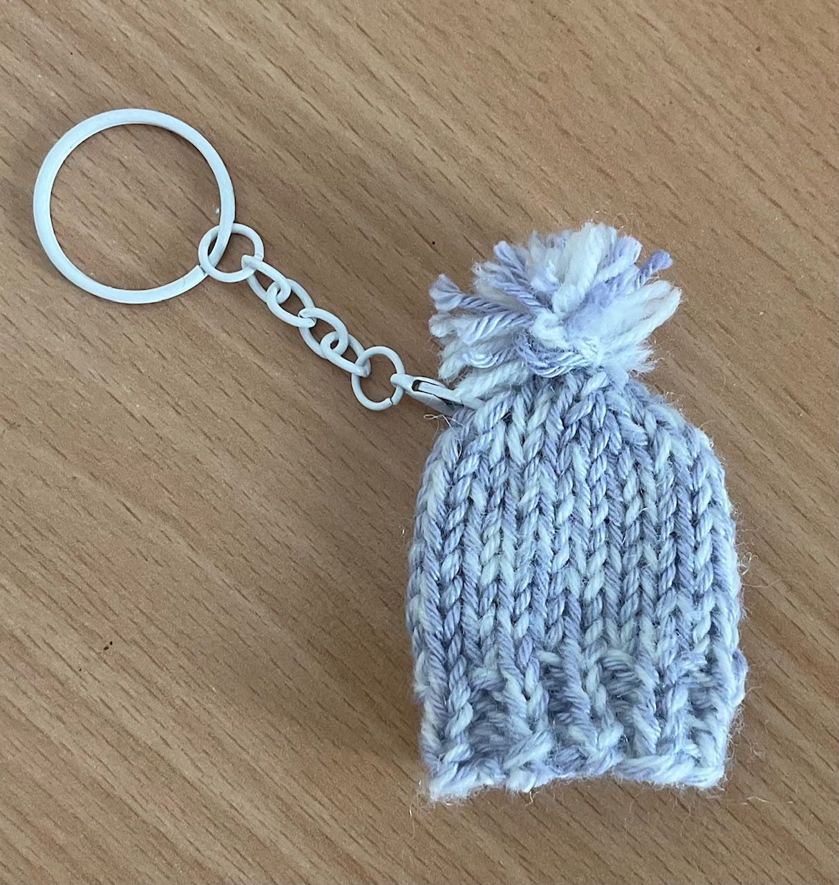 Mini-Schlüsselanhänger Mütze 🗝👒 - Lila / weiss - NEU (Neu (gemäss Beschreibung)) in Krauchthal ...