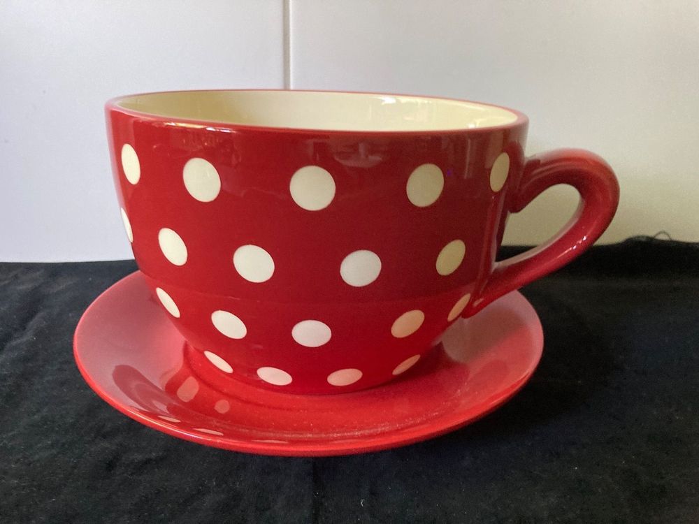 Rote Tasse Mit Weissen Punkten