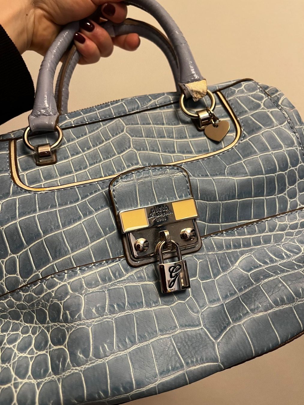 Sac baby blue Guess (D'occasion) à La Tour-de-Trême pour CHF 10 – avec ...