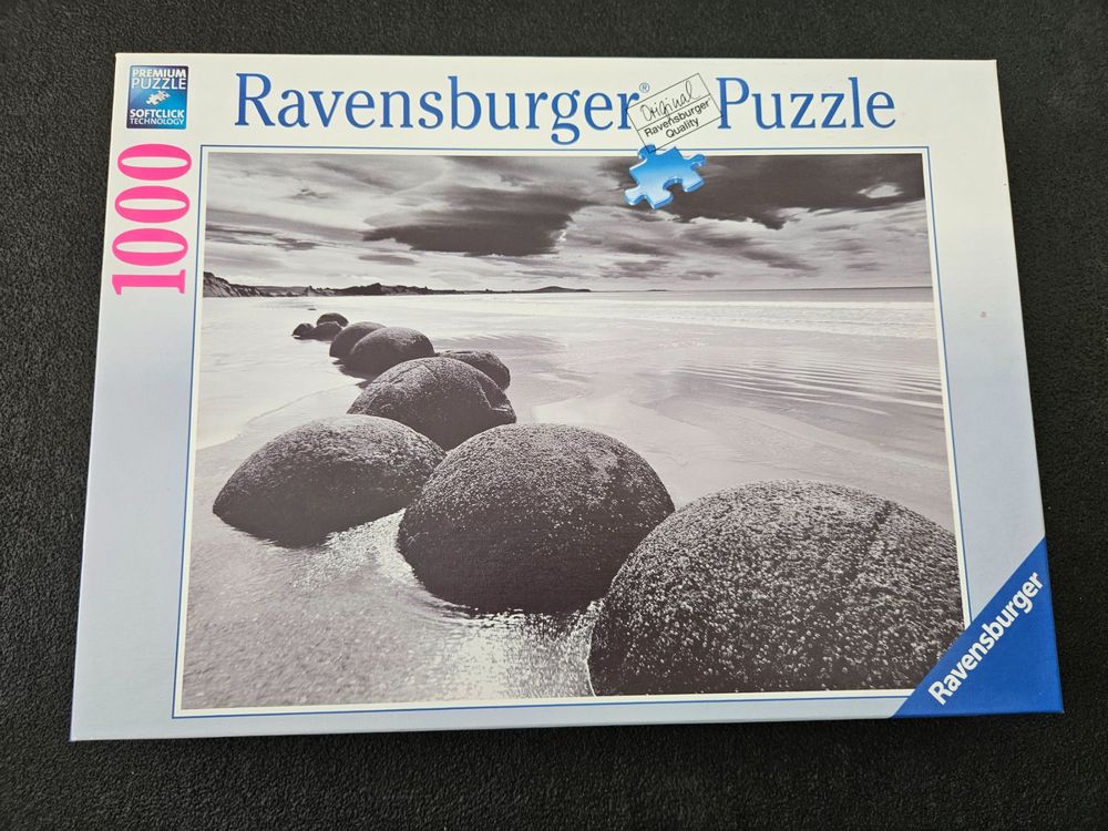 Puzzle 1000 schwarz weiss mit Steinen am Strand (Neu (gemäss ...