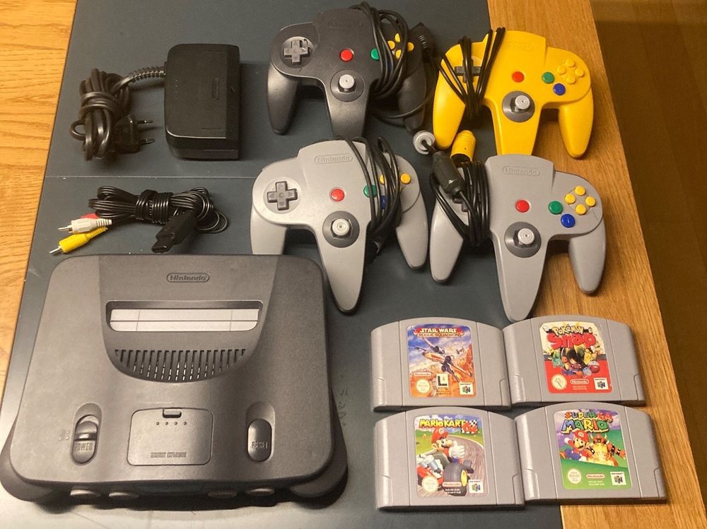 N64 + 4 Controller (revidiert) + 4 Games | Kaufen auf Ricardo