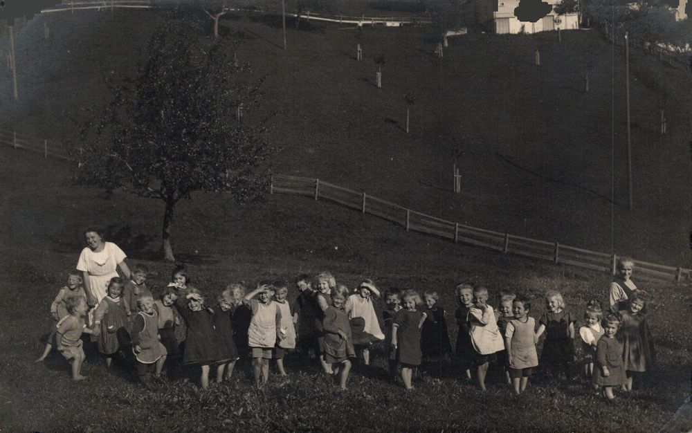 Frauen mit einer Gruppe Mädchen (evtl. Heim) (Gebraucht) in ...