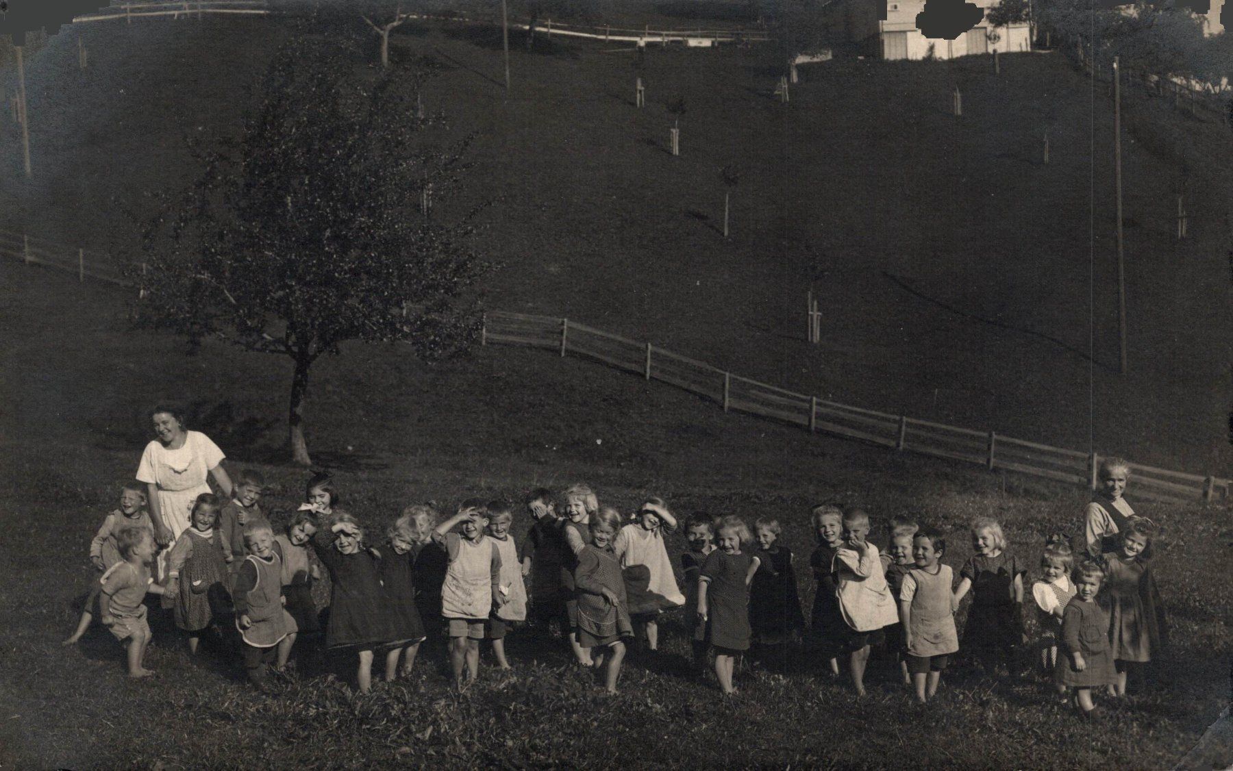 Frauen mit einer Gruppe Mädchen (evtl. Heim) (Gebraucht) in ...