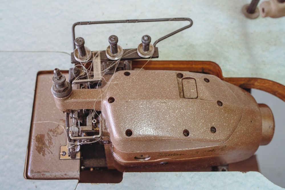 UNION SPECIAL Industrienähmaschine (Overlock) mit Tisch (Gebraucht) in ...