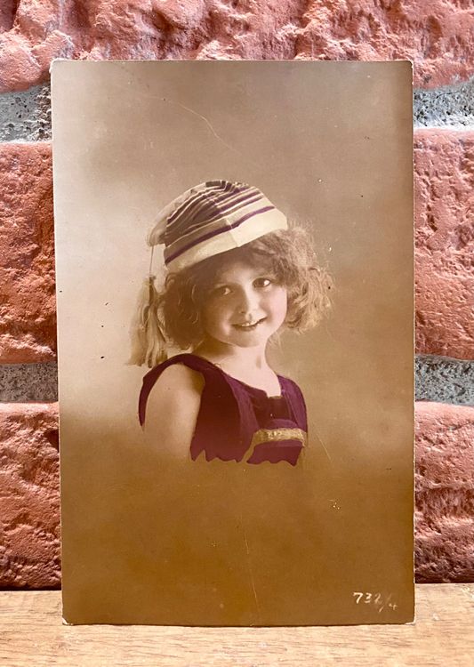 Antike Foto AK Kind - Mädchen mit Zipfelmütze aus England (D'occasion) à Root pour CHF 1.5 ...