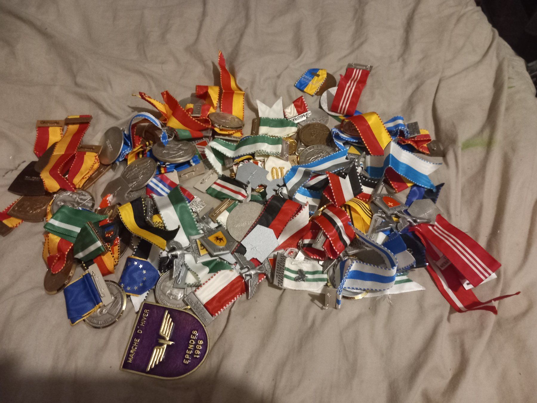 Lot de médailles et insignes divers - Collectionneur (D'occasion) à Epalinges pour CHF 30 – avec ...