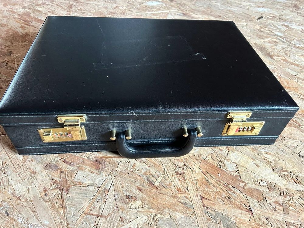 schwarzer Aktenkoffer (Gebraucht) in Büttenhardt für CHF 10 – mit ...