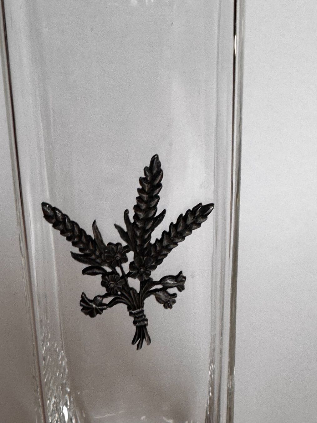 Vase avec décoration en étain (D'occasion) à Vufflens-le-Château pour ...