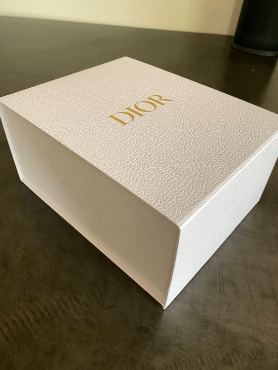 Dior Box weiss (Neu (gemäss Beschreibung)) in Zürich für CHF 28 – mit ...