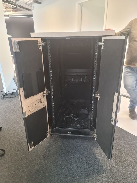 APC NetShelter CX - Silent Rack (Gebraucht) in Wiesendangen für CHF 400 ...