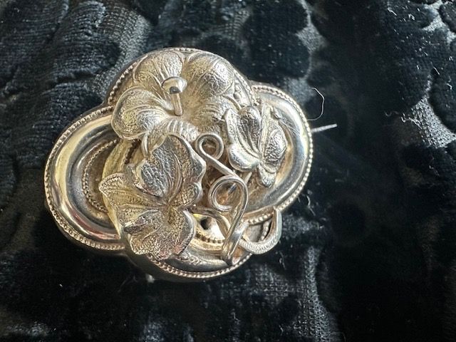 Tracht, Trachtenschmuck, Berner Tracht (Gebraucht) in Hindelbank für CHF 40 – mit Lieferung auf ...