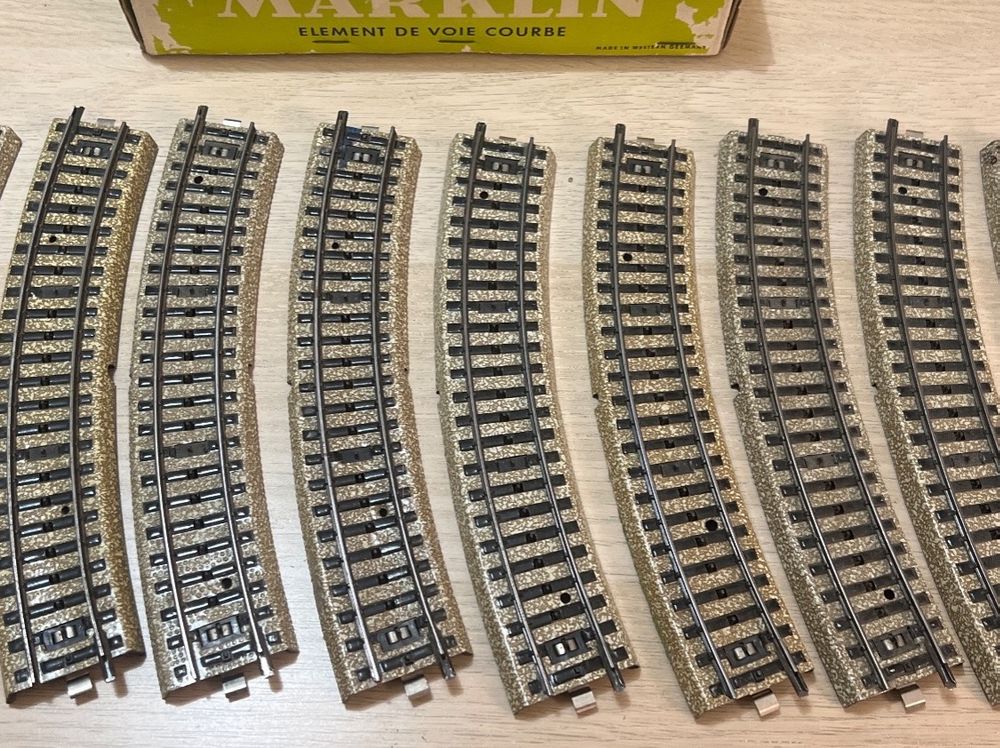 Märklin 10 x 5100 gebogenes gleis M H0 (1) (Gebraucht) in St-Aubin-Sauges für CHF 6 – mit ...