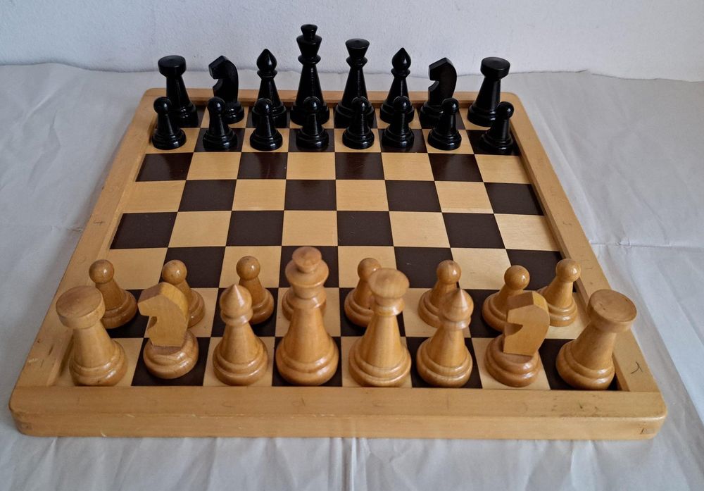 Schach, Schachbrett und schlichte Figuren aus Holz (Gebraucht) in Basel ...