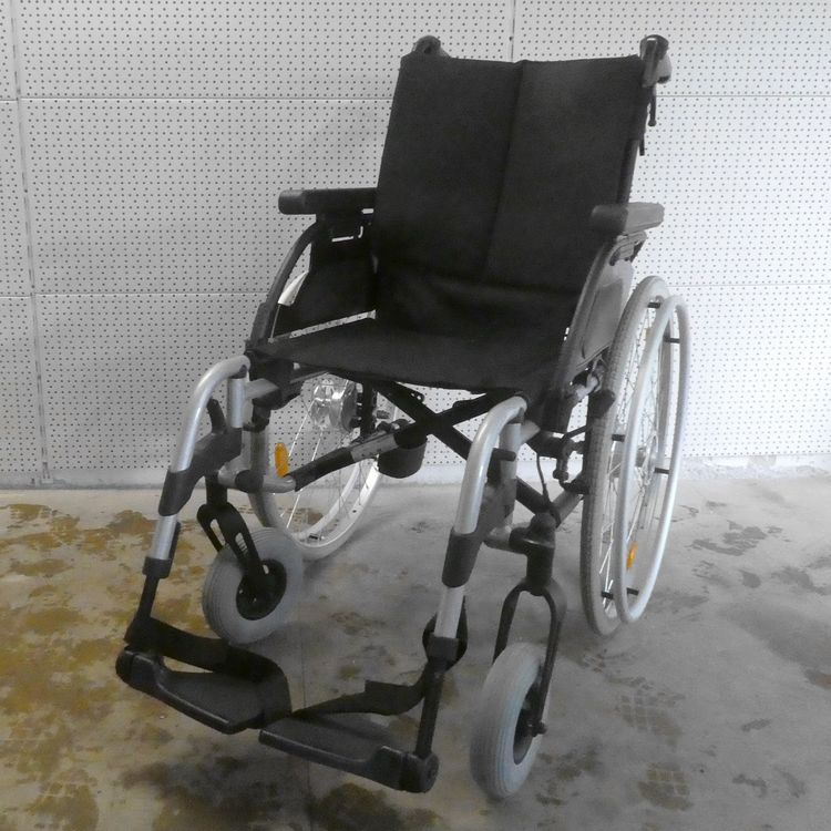 Rollstuhl Breezy, SB 44 cm, Zusatzbremsen, nur CHF 219 | Kaufen auf Ricardo